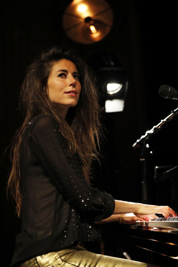 IRIS HOND speelt Einaudi - PAARD