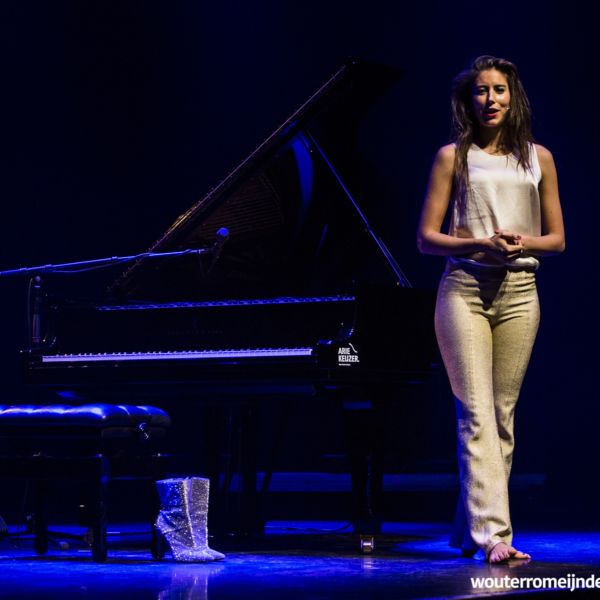 Iris Hond speelt Einaudi - Paard